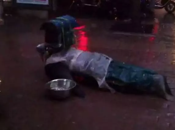 [拍客]残疾乞讨者雨中爬行