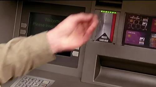 高智商ATM机取钱,连别人的都一起取了
