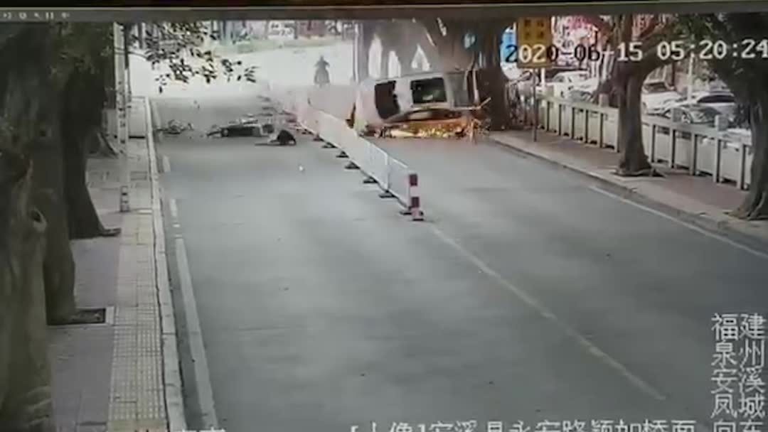 摩托车逆行与小车相撞,小车侧翻瞬间扯出一地火星,司机下车懵了