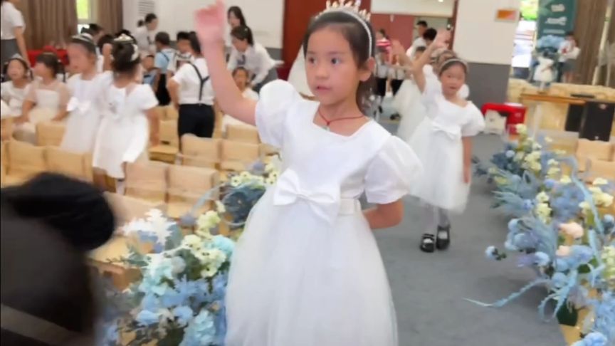 我们毕业啦!幼儿园毕业典礼孙女四毕业班表演节目,最后右四孙女