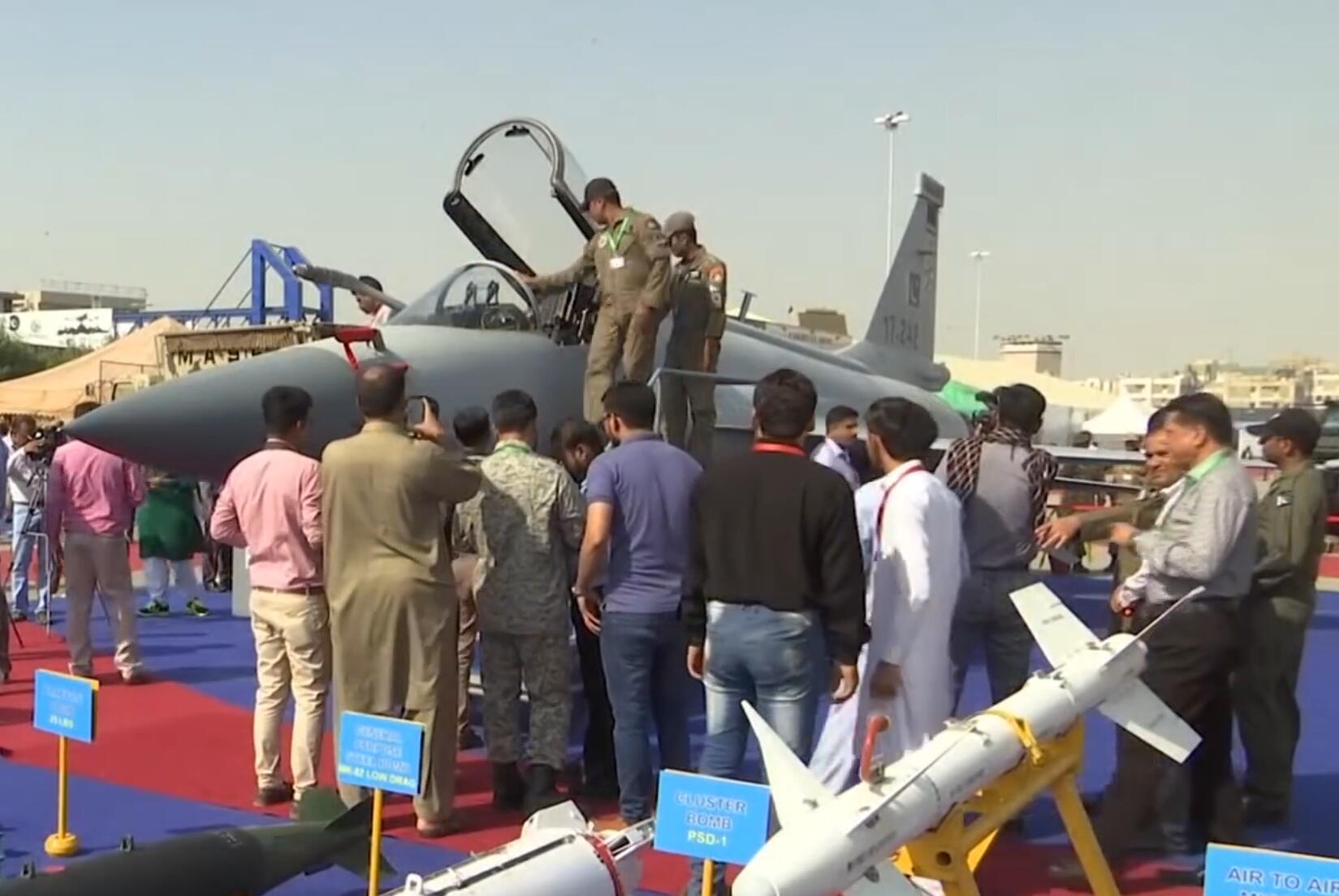 巴基斯坦防务展隆重开幕 枭龙战机前客户排队参观