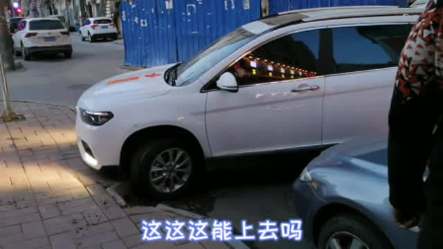 哈佛女司机神操作,H6狂怼马路牙子,车辆爆胎进退两难呼叫救援!