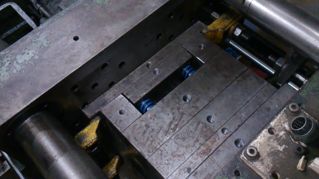 塑胶射出成型三板模射出实況