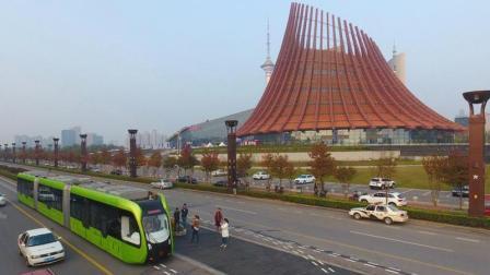 世界首辆无轨列车,不需要建设轨道,直接在马路上就可以行驶!