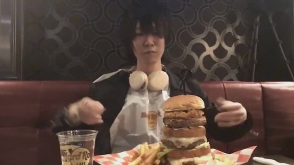 60秒吃掉9层大汉堡,吃饭如同在跳舞 高清