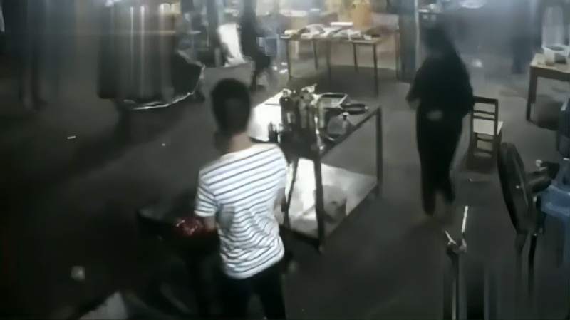 大排档深夜斗殴,烧烤摊主淡定烤肉,这难道是艺高人胆大!