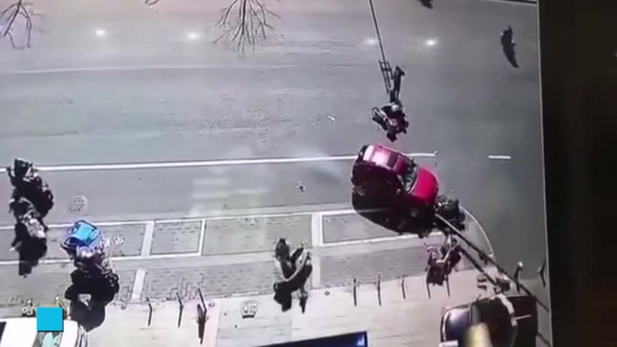 神操作!盐城:汽车倒车撞车后突然加速,撞倒电动车致女子受伤