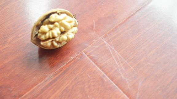 木地板上有了划痕怎么办?安装师傅教我一技巧,方法这么简单