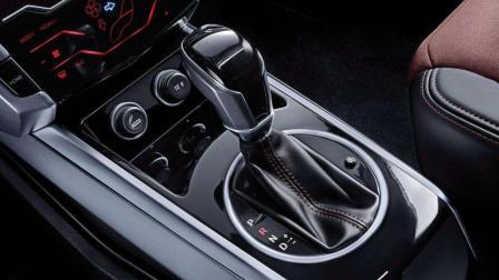 开自动挡,这样踩油门速度快还省油,油耗比手动挡都低,很实用