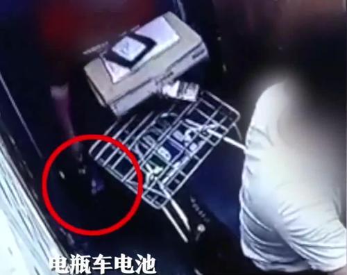 男子带电动车电池进电梯,电池冒烟着火,太危险了