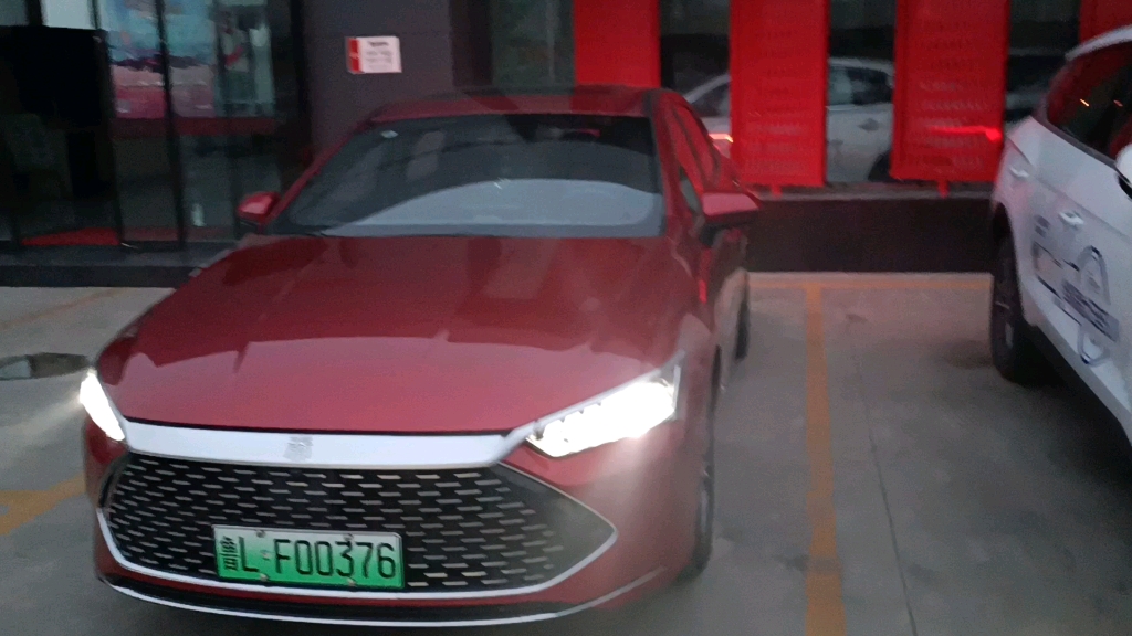 比亚迪秦plus DMI看车