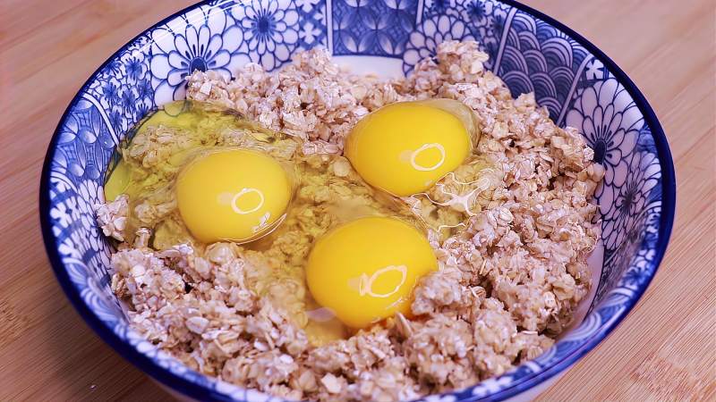 麦片和鸡蛋这样吃,简单快速10分钟全搞定,营养好吃,越吃越苗条