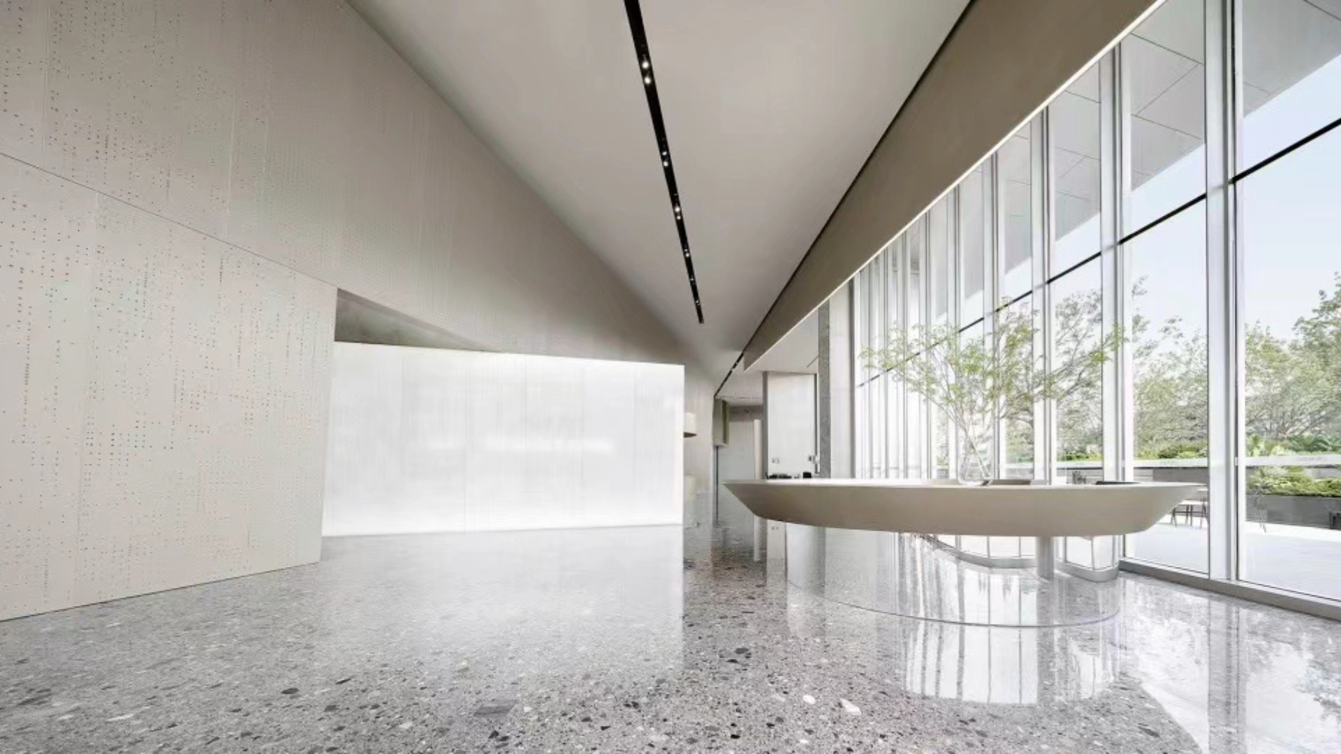 ...IMMERSION这是一个带有大面积全玻璃幕墙的不规则建筑,落地的...