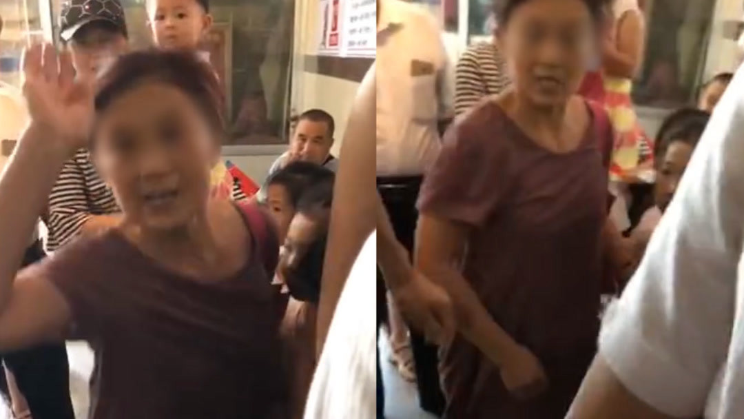 老太插队打骂劝阻者 网友录像又被其多次拍打手机