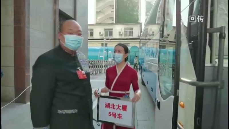 两会【湖北省全国人大代表前往会场】今天上午9时,十三届全国人大...