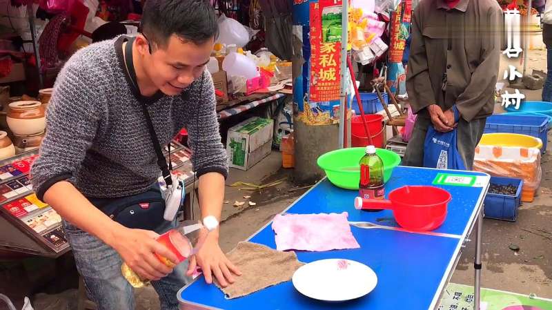 小伙子500元创业摆地摊起家,做到月入6万块,他是怎么做到的?