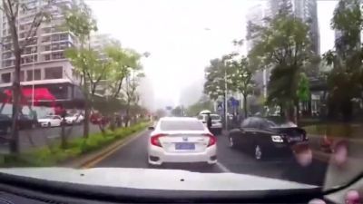 行车记录仪:这么漂亮的红标思域,这是简配了倒车影像?这个操作像傻叉!