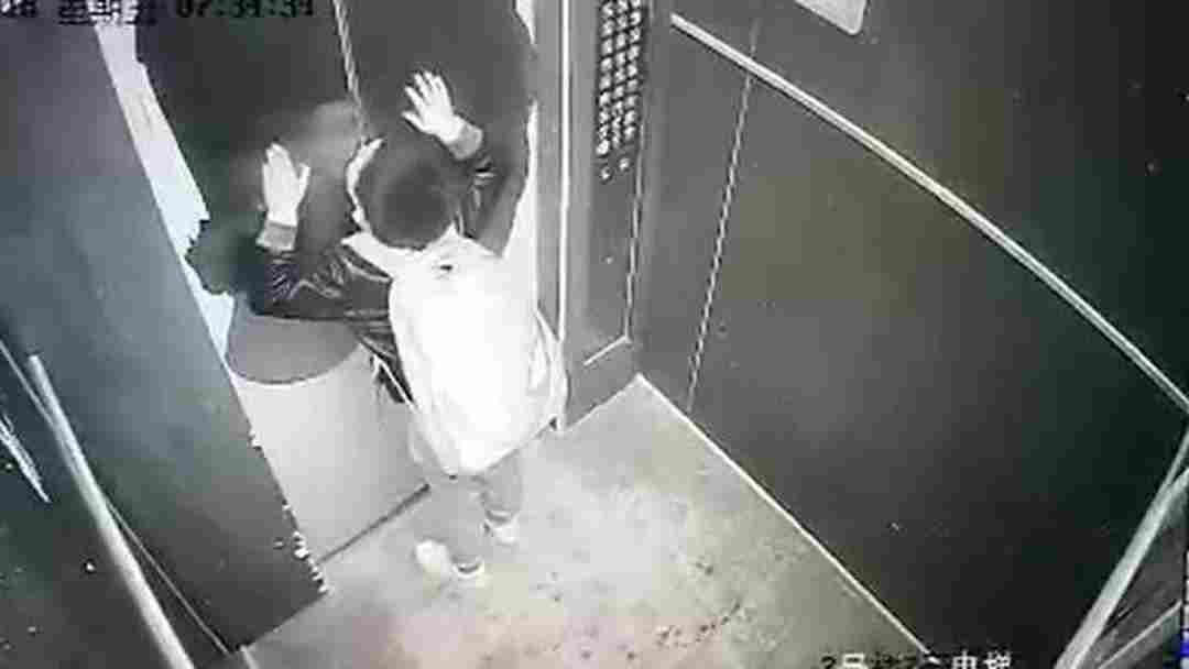 熊孩子拿雨伞卡电梯 不料折断伞柄被困后吓哭