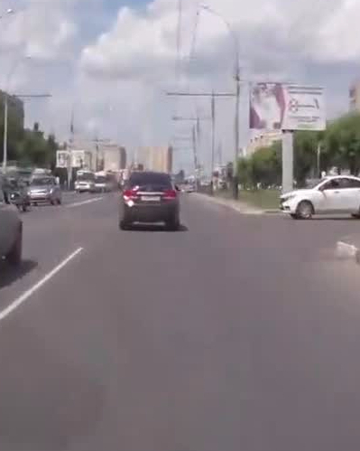 小汽车司机直行,没注意到疾驰而来的警车,差点撞翻车!求心理阴影