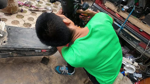 昨天自己修电车差点把电瓶搞炸,今天粉丝建议推到维修店找原因