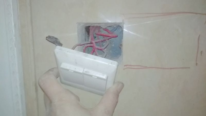 私人楼房天花板上布线管,随便自已动手开个线糟