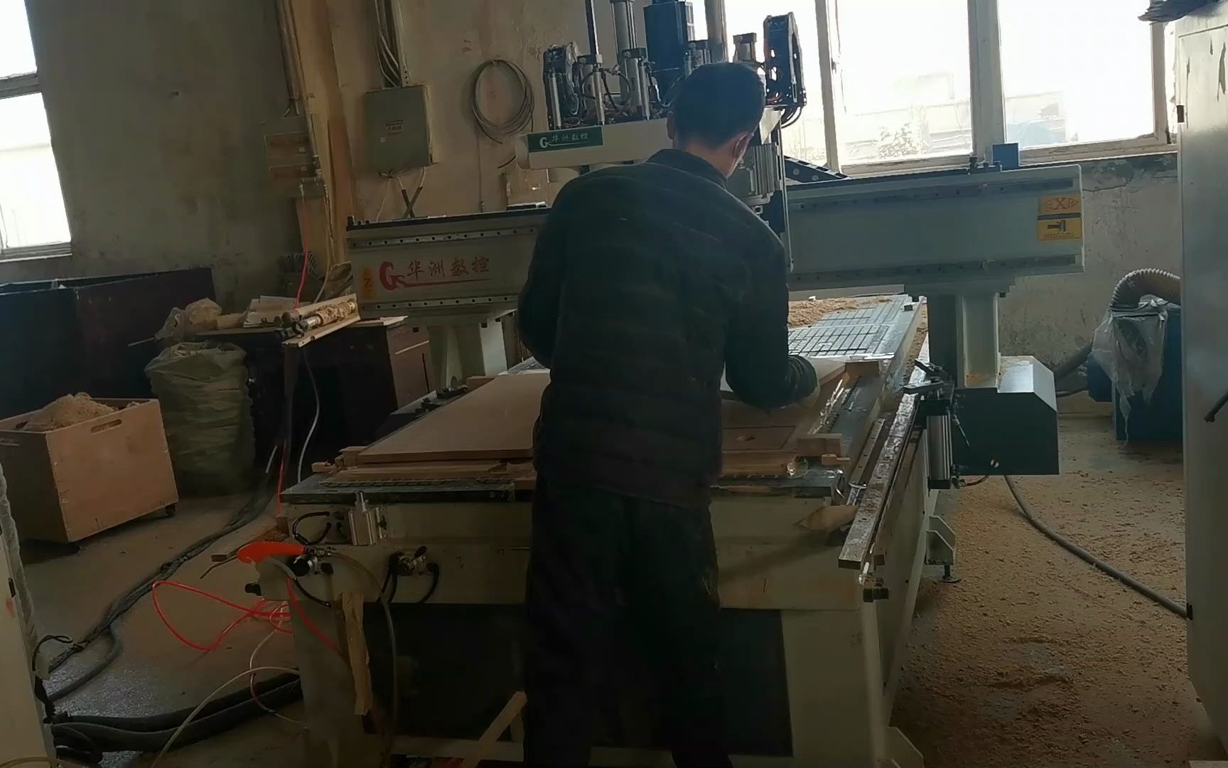 铝合金门窗需要的设备 数控开料机安全操作规程