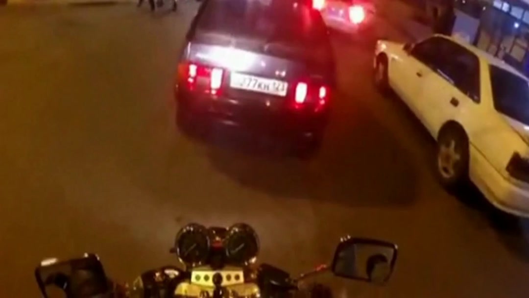 奇葩美女司机倒车撞车还有理,幸亏摩托车有监控