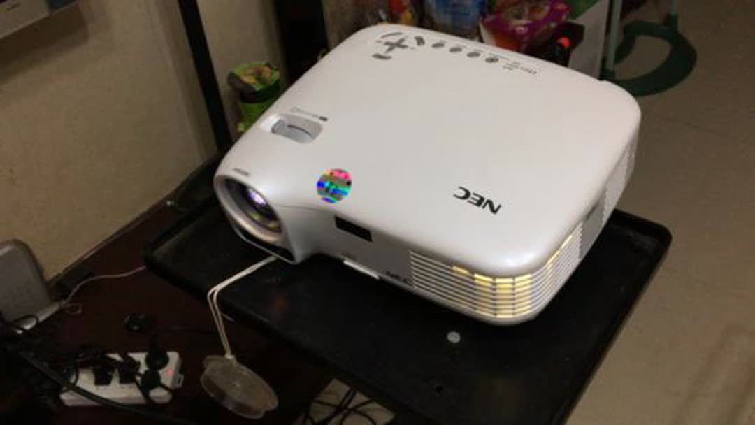 灯泡才用673小时小巧玲珑自动全电动调焦NEC LT37+投影仪投影机