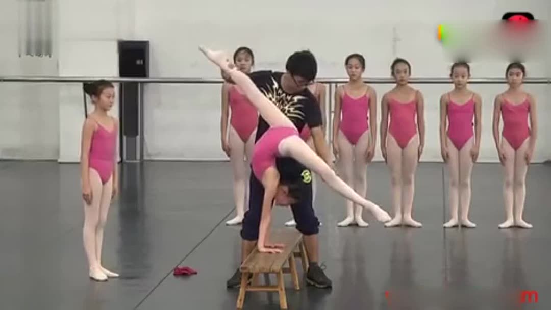 舞蹈学校上课训练视频,每次看都会觉得心疼!
