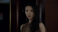 美女和闺蜜拿错了房卡,闺蜜晚上回到酒店,一开门公司发现老总在床上!