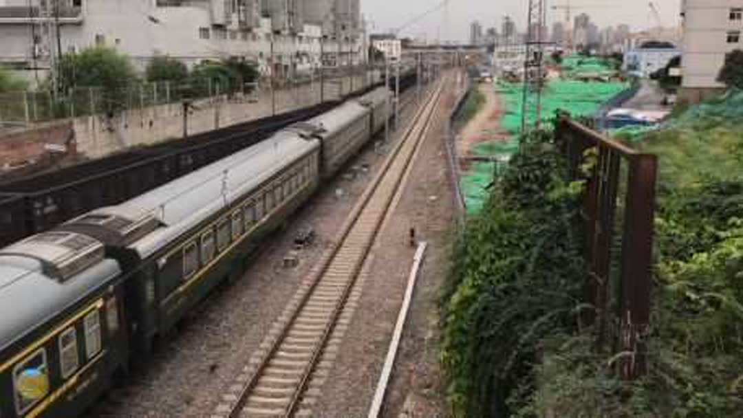 双机重联的HXD3D总功率14400KW,K1032次列车通过西安太华路立交