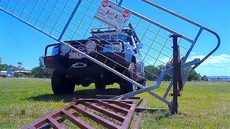 牛人发明不用电的“自动门”,汽车缓慢前行就能开门,原理是什么?