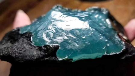 ...九跨啦! 刚刚又有一块黑皮壳的翡翠原石开出千万级别的玻璃种翡翠啦