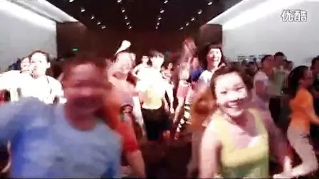 杨艺广场舞《感到幸福你就拍拍手》LIVE抓拍版凤凰传奇王广成广场舞...