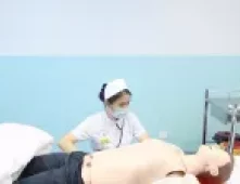 医院护士演示单人徒手心肺复苏的操作过程,医院考核视频