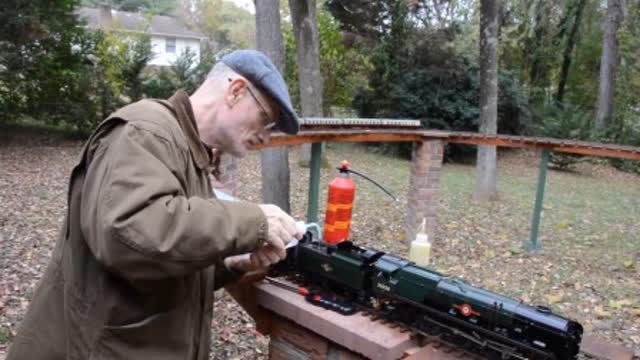 德国大爷发明蒸汽火车模型,精致的机械感,隔着屏幕都能感觉到