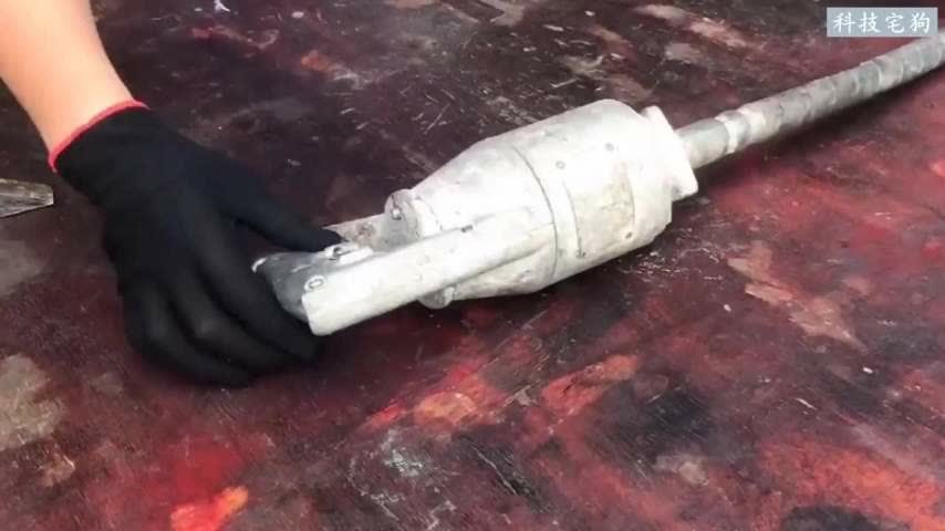 小伙用高超技术,修复混凝土振动棒,大家看成果达到全新程度没有