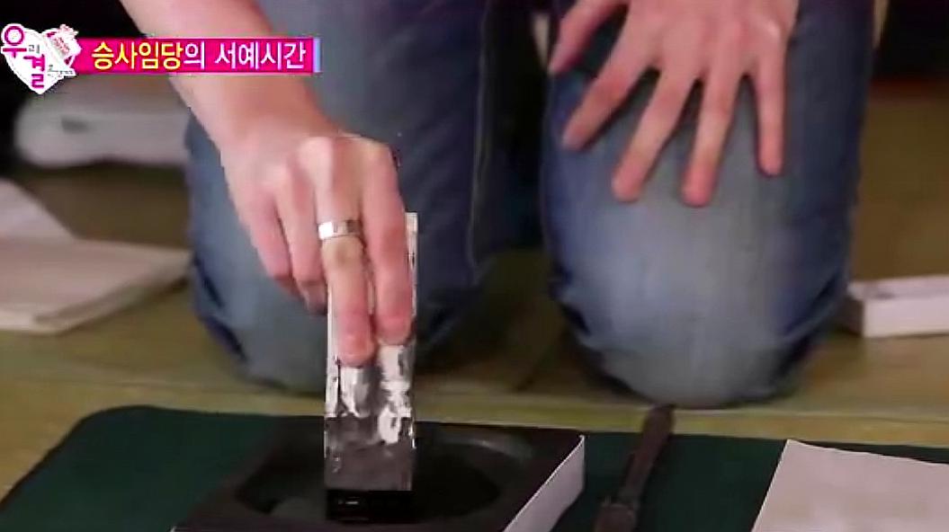 升妍要练书法,李宗泫就帮她研磨,画面好甜啊!