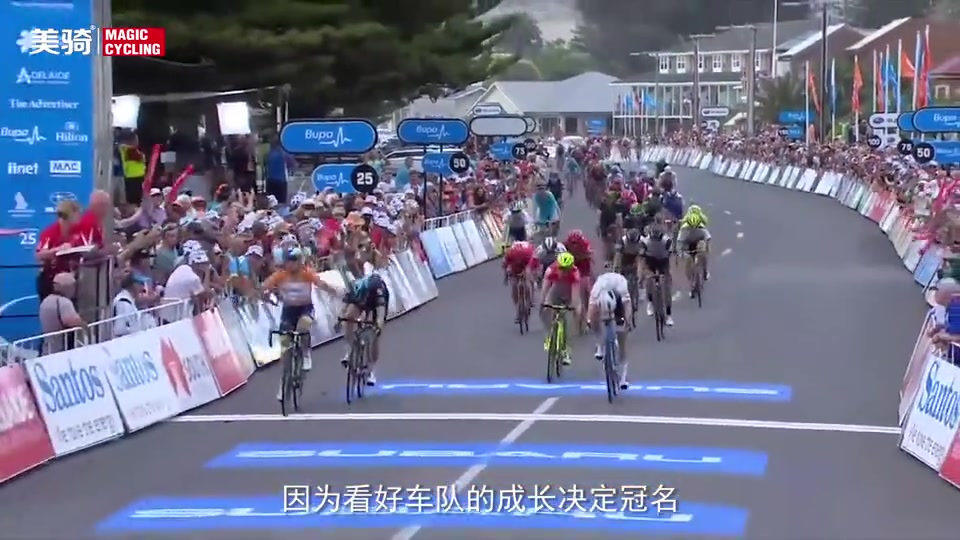 《美骑快讯》第64期 自行车要上天!设计师乘滑翔伞带单车飞行