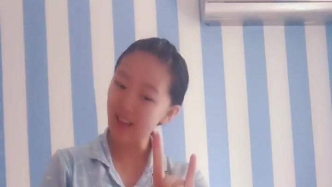 两只小鸟:两只小鸟站在大树上,它叫叮叮,它叫咚咚。叮叮飞走了,咚咚飞...