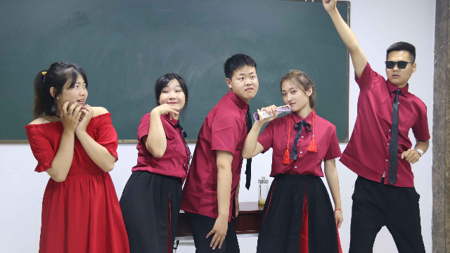 学生才艺表演,男同学一段抖音热舞惊艳老师,太逗了