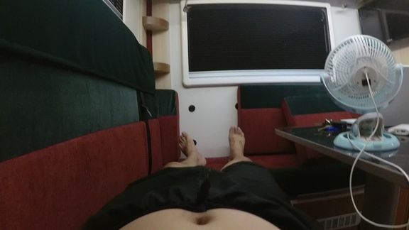 北漂在房车上午睡的正确姿势
