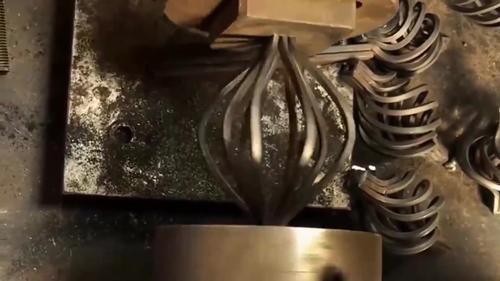 通过电脑编辑程序,自己就能进行工作,这就是机械的魅力!