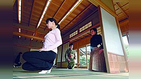 日本跪坐礼仪下篇, 脚踝压得痛也要保持好跪姿, 跪行行走不能站立