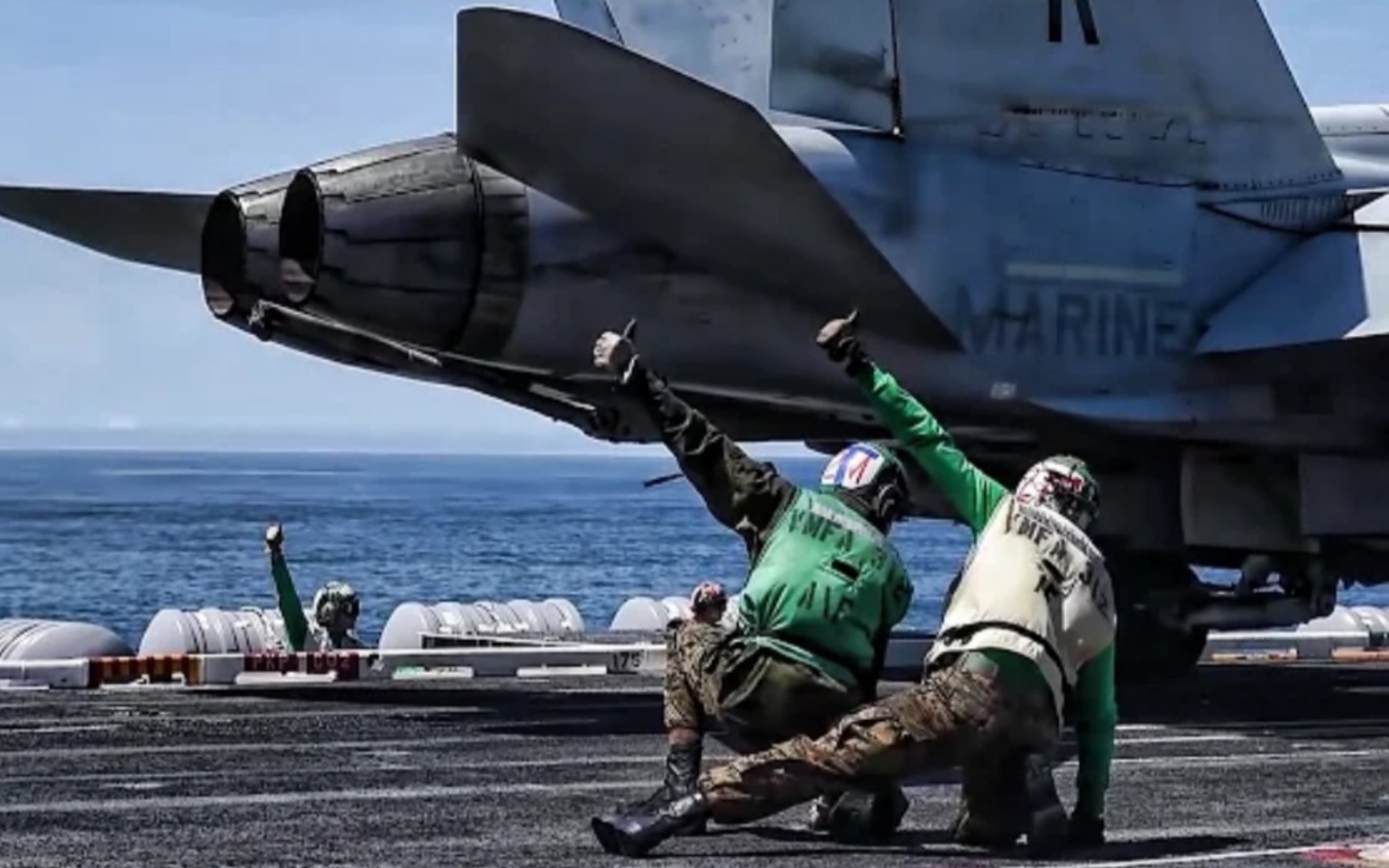 超级航母亚伯拉罕·林肯号和超级大黄蜂F-18在海上执行飞行任务。