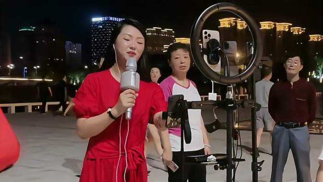 美女罗姣正在直播演唱民歌