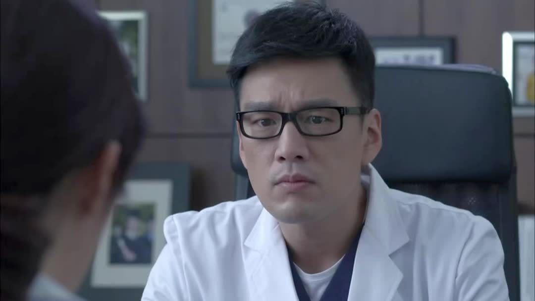 女医生在办公室工作,突然被新上任帅气主任点名,兴奋边走边补妆