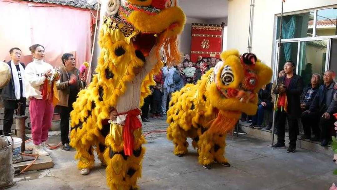山西万荣的舞狮队,每次表演全村人都来看