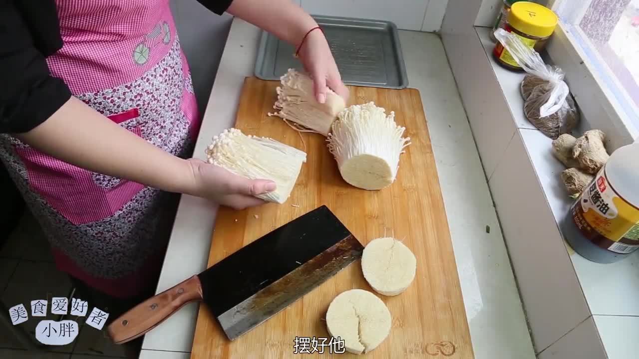 这样烤金针菇是个意外收获,公开的秘制酱料就是好吃,烤箱里满满的香味