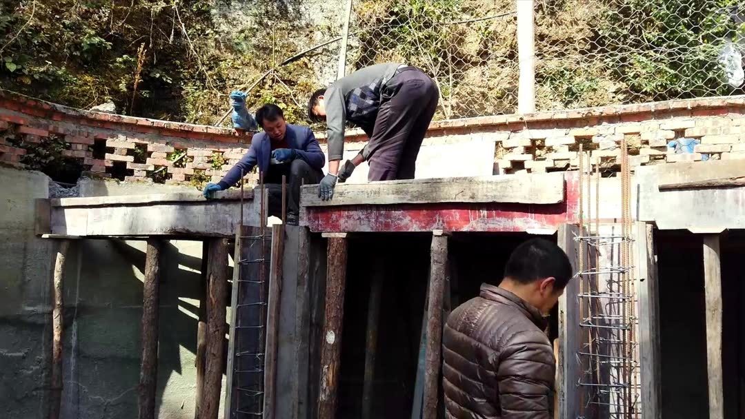 实拍农村老师傅建筑支模,一看就是老手,看看他们如何快速搭建!